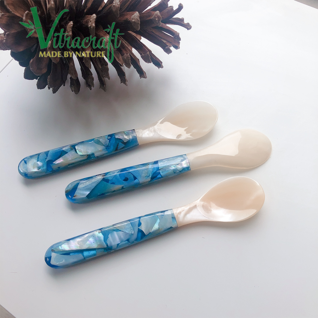 MOPSP183-Mother of pearl spoon with BLUE Mica handle.Size 12cm – Vitracraft